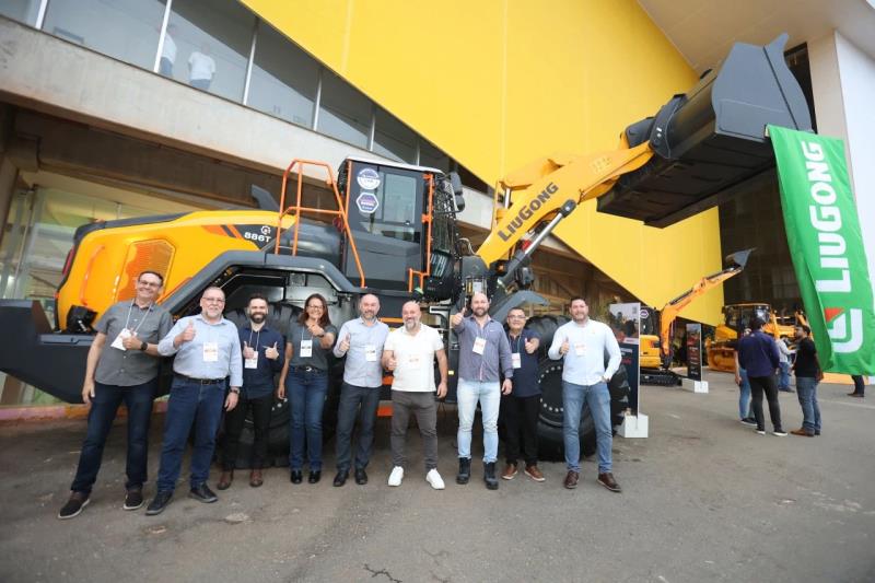 柳工首次亮相巴西矿业博览会 发布DW105A宽体车与886T装载机